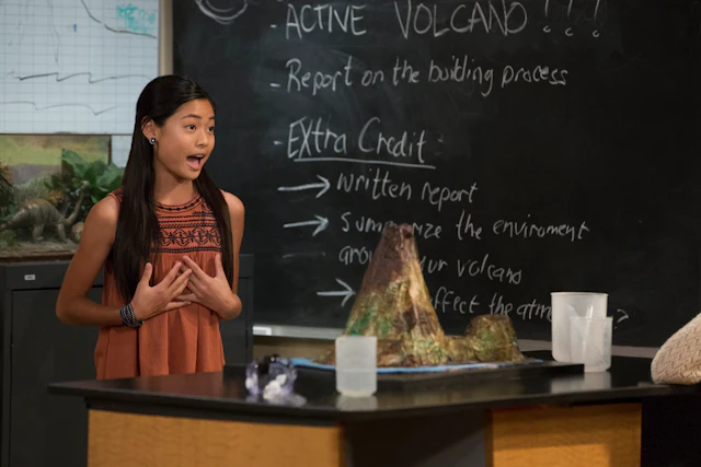 Who Plays Lola On 'Fuller House'? Ashley Liao Is Ramona's Best Bud