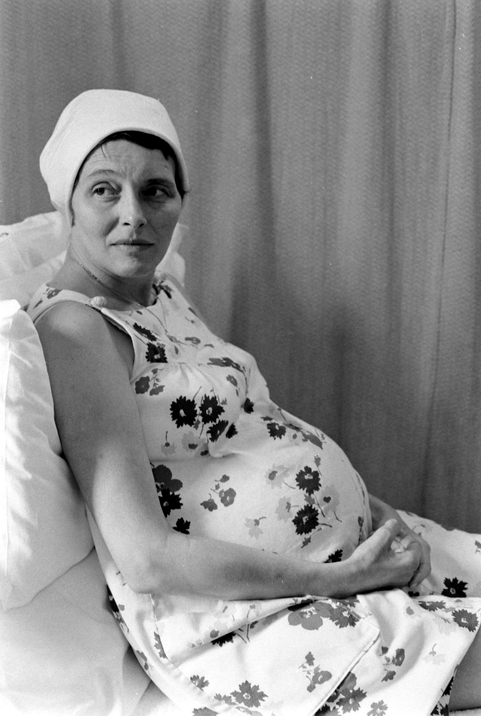 21 Vintage Maternity Photos That Prove We've Always Loved Documenting ...