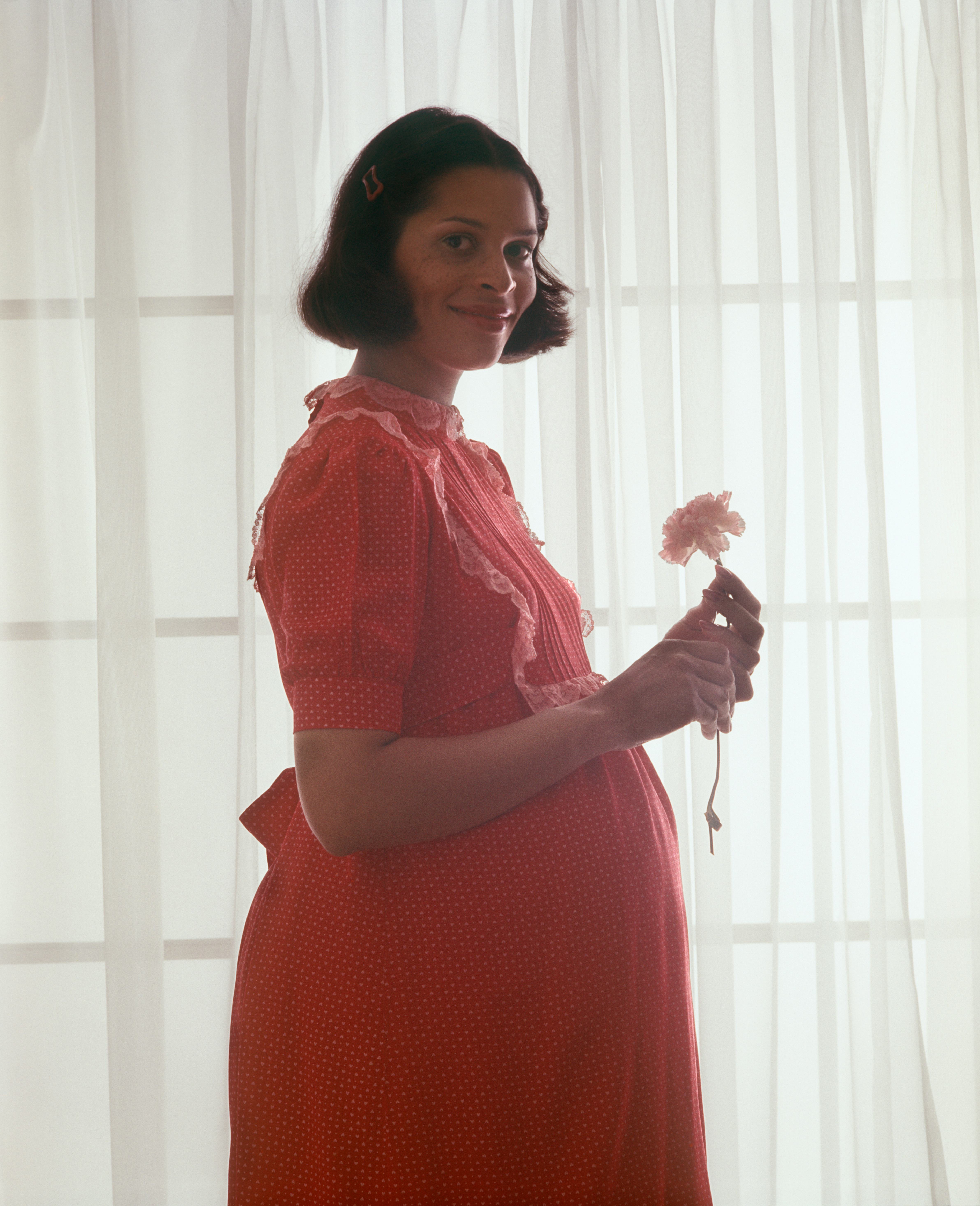 21 Vintage Maternity Photos That Prove We've Always Loved Documenting ...